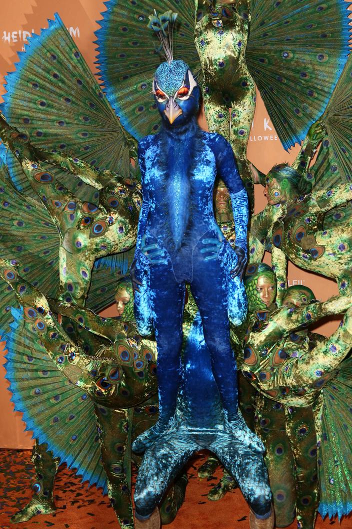 Tête de paon et traîne humaine : Heidi Klum fait appel au Cirque du ...