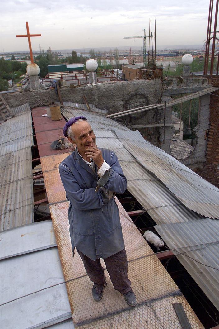 Près de Madrid, la cathédrale en matériaux de récup' bâtie par un ...