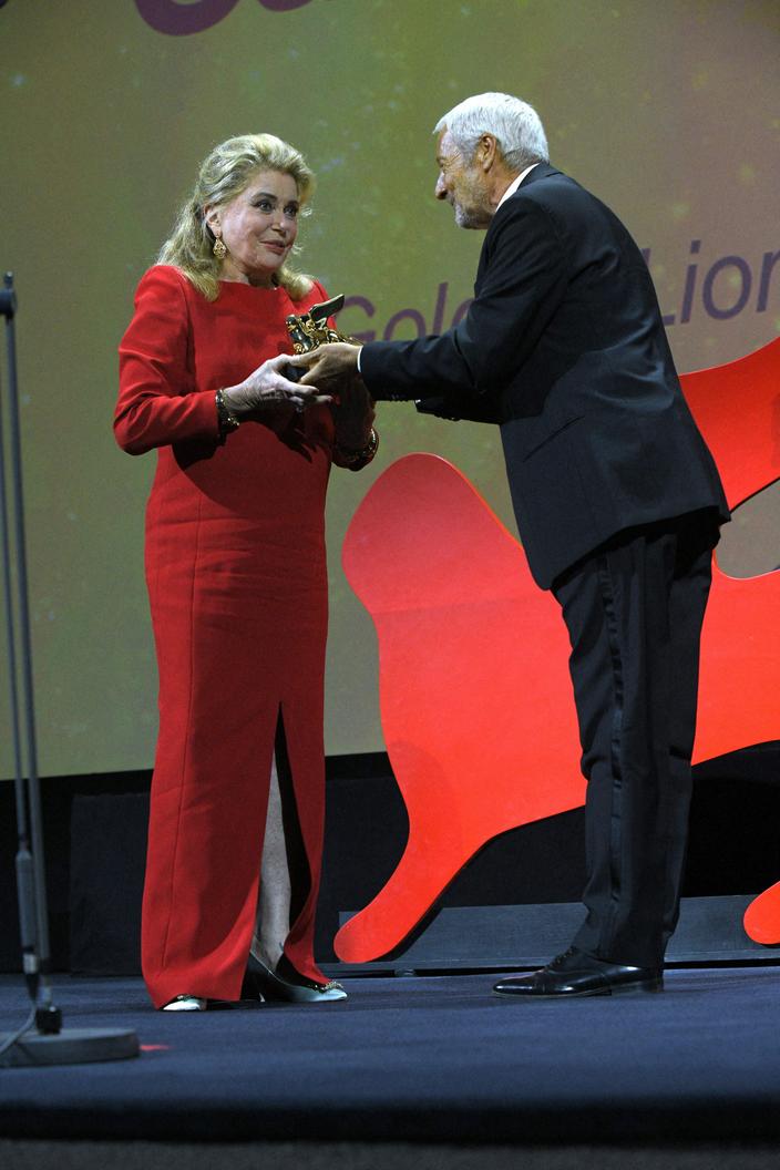 En robe rouge fendue, Catherine Deneuve, «Belle de nuit» flamboyante de ...