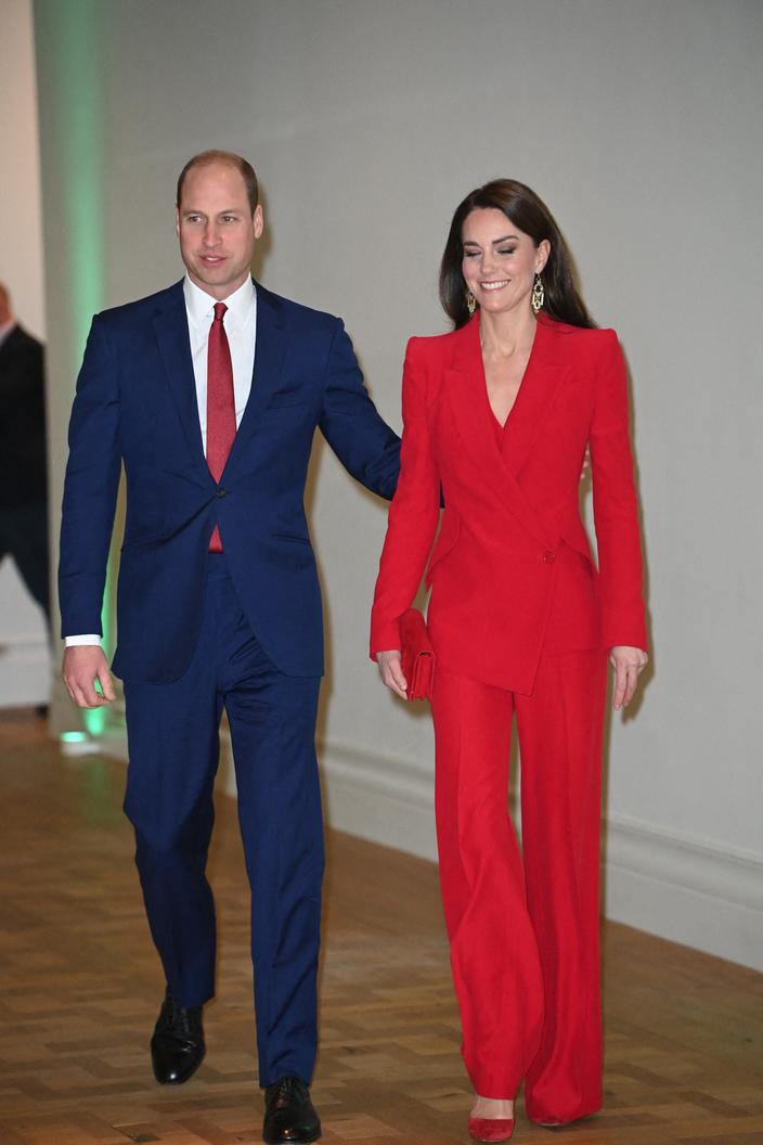 L'apparition vivifiante de Kate Middleton en costume rouge sophistiqué