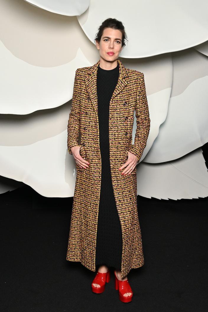 Charlotte Casiraghi réveille le premier rang du défilé Chanel en mules ...