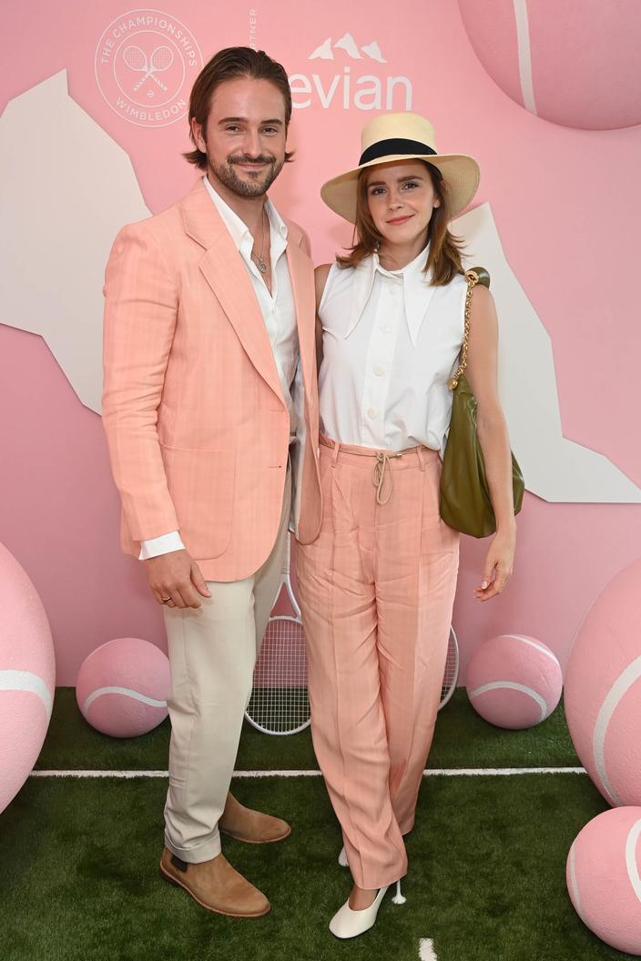 Emma Watson et son frère Alex assortis en rose et blanc dans les ...