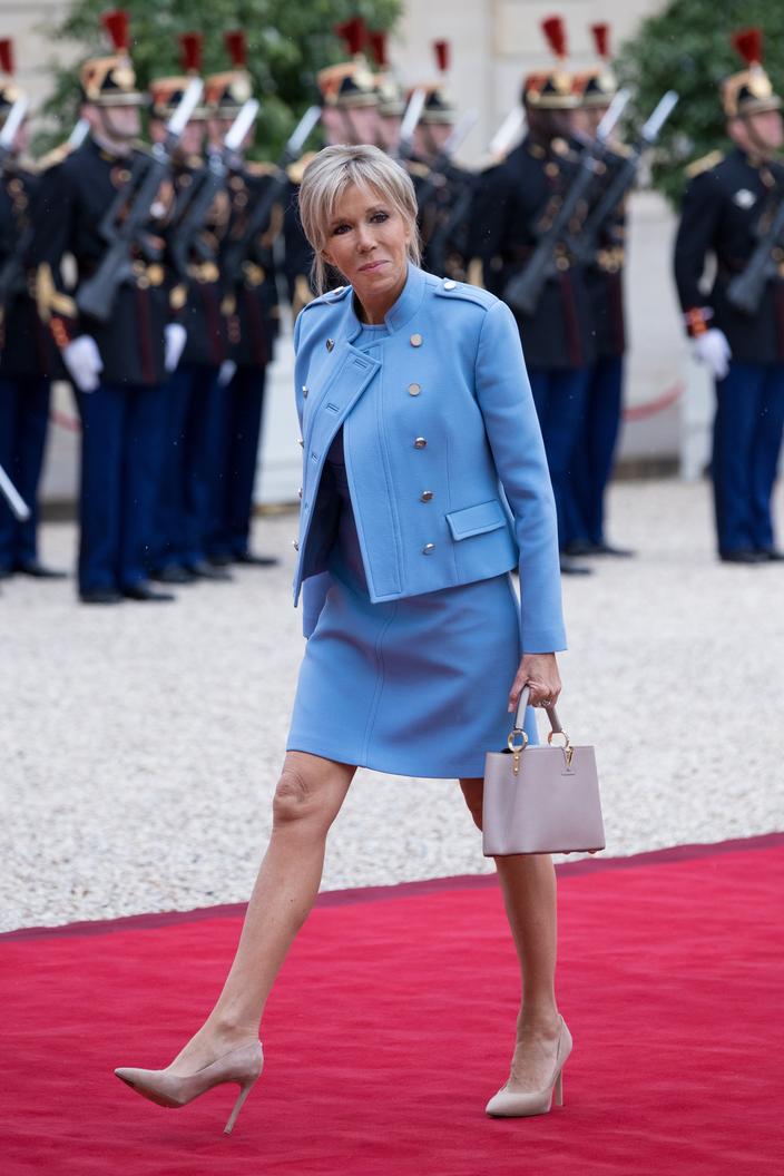 Brigitte Macron : voici le sac à main qu’elle reporte chaque année ...