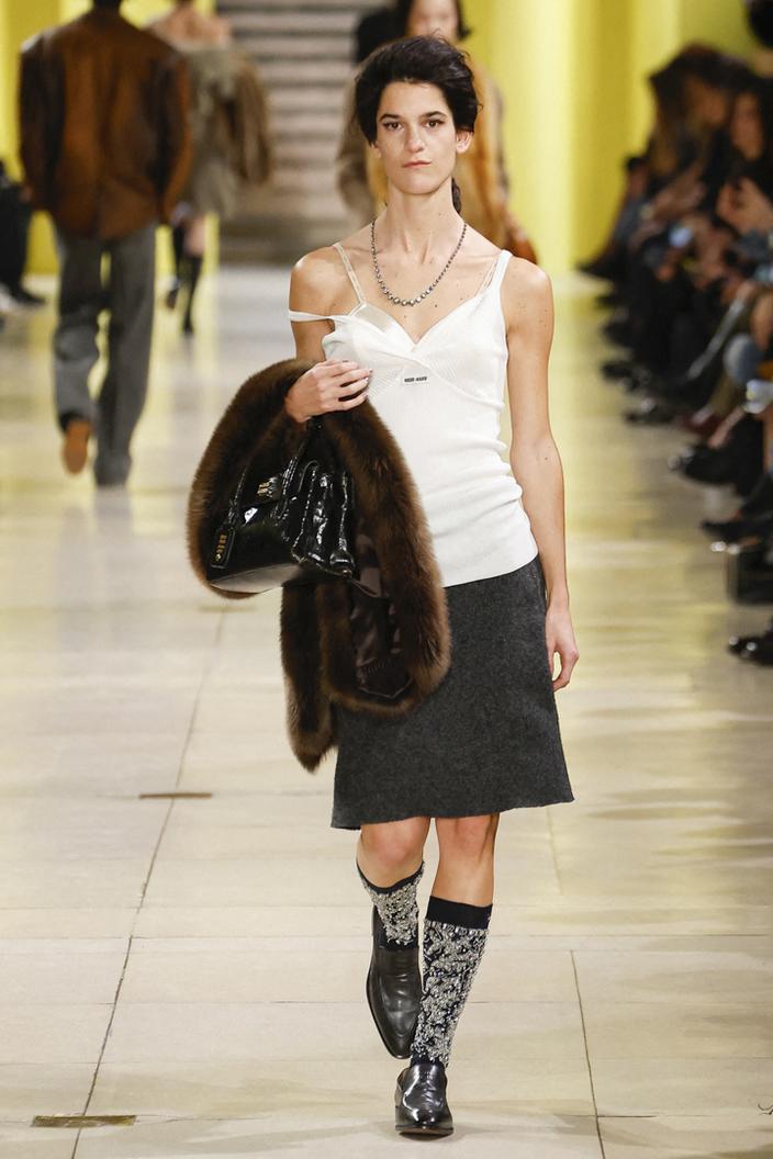 Suzanne Lindon mannequin à la Fashion Week, sa mère Sandrine Kiberlain ...