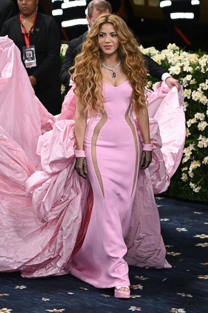 Boucles vaporeuses et robe de princesse, Shakira rend hommage à ...