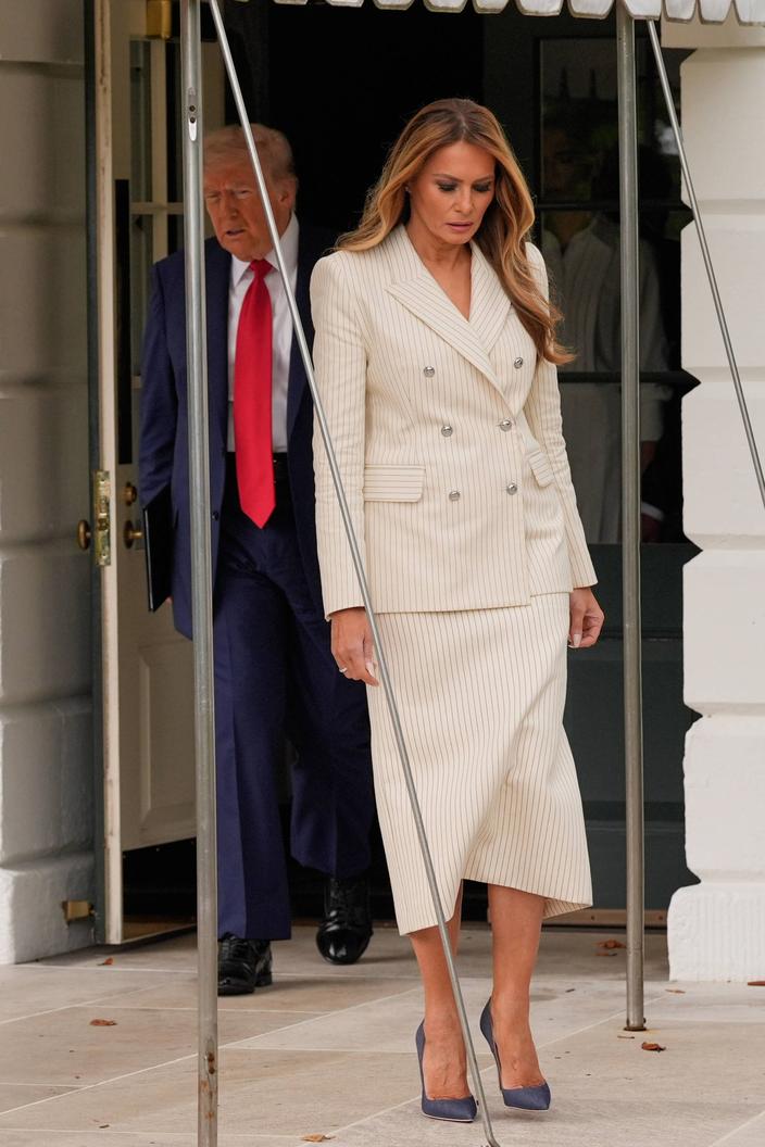 Dans un tailleur-jupe rayé, Melania Trump s’affirme et fait passer un ...