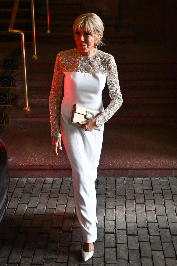 En robe immaculée Louis Vuitton, Brigitte Macron brille au bras du roi ...