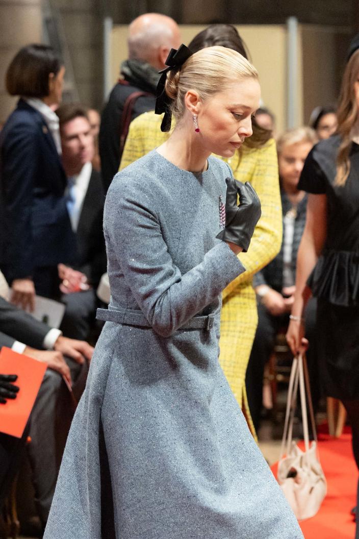 Chignon de danseuse et nœud rétro, Beatrice Borromeo révèle une ...