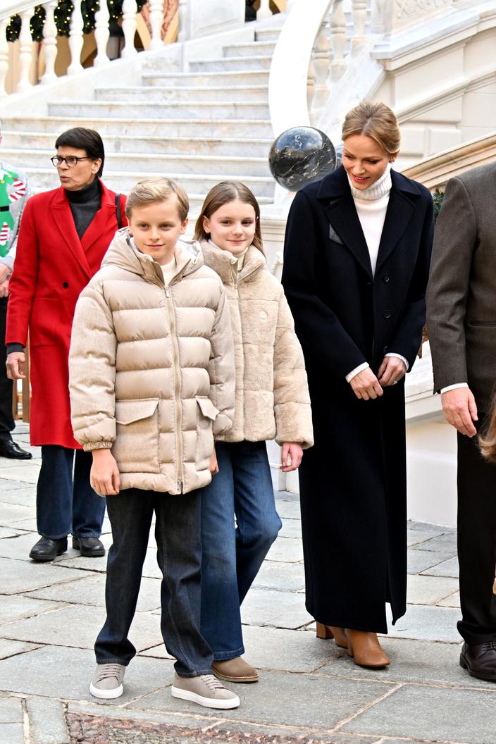 Charlene de Monaco en col roulé blanc, Stéphanie en col roulé noir ...