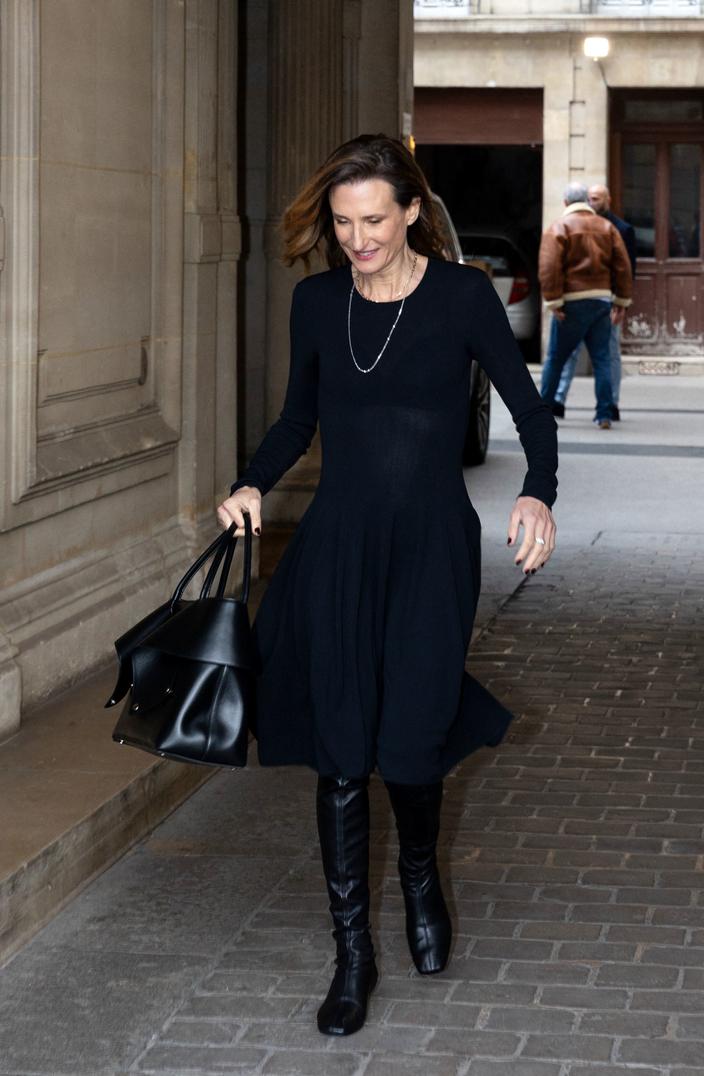 Sac oversize, vernis à ongles noir, cuissardes... Camille Cottin signe ...