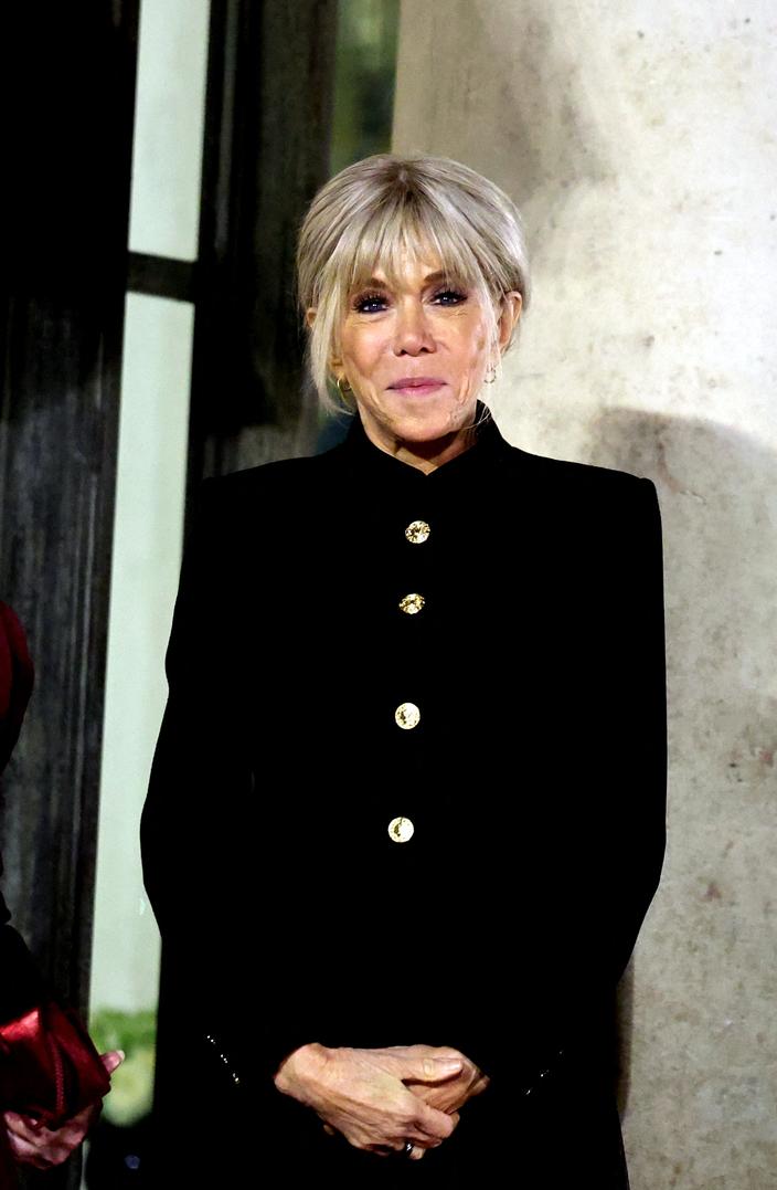 Jupe volantée et chignon haut, Brigitte Macron se distingue avec son ...
