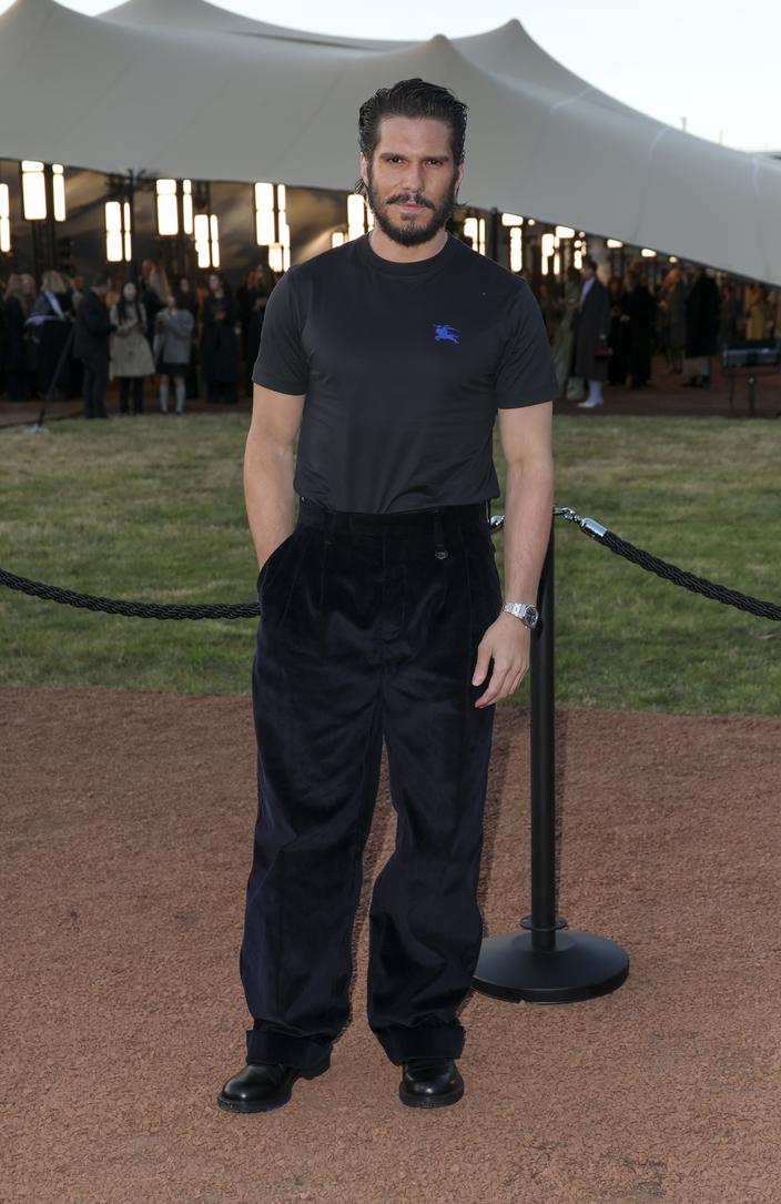 François Civil et ses biceps rebondis font sensation dans les jardins ...