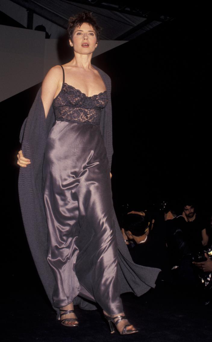 L'apparition radieuse d'Isabella Rossellini, en caftan multicolore au ...