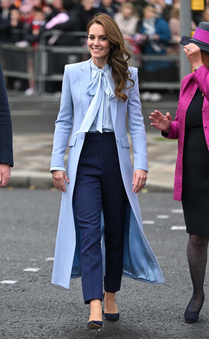 Kate Middleton et sa chemise à col lavallière, une English Rose à South Porth