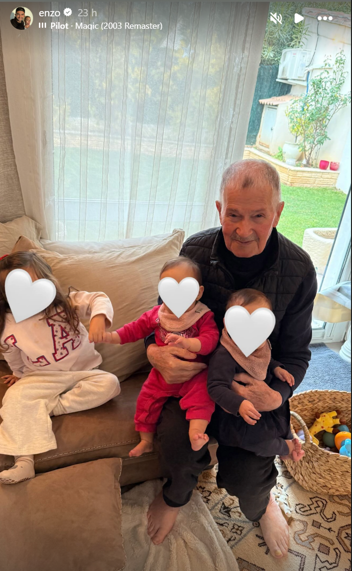 Cette rare photo du père de Zinédine Zidane, Smaïl, entouré de ses ...