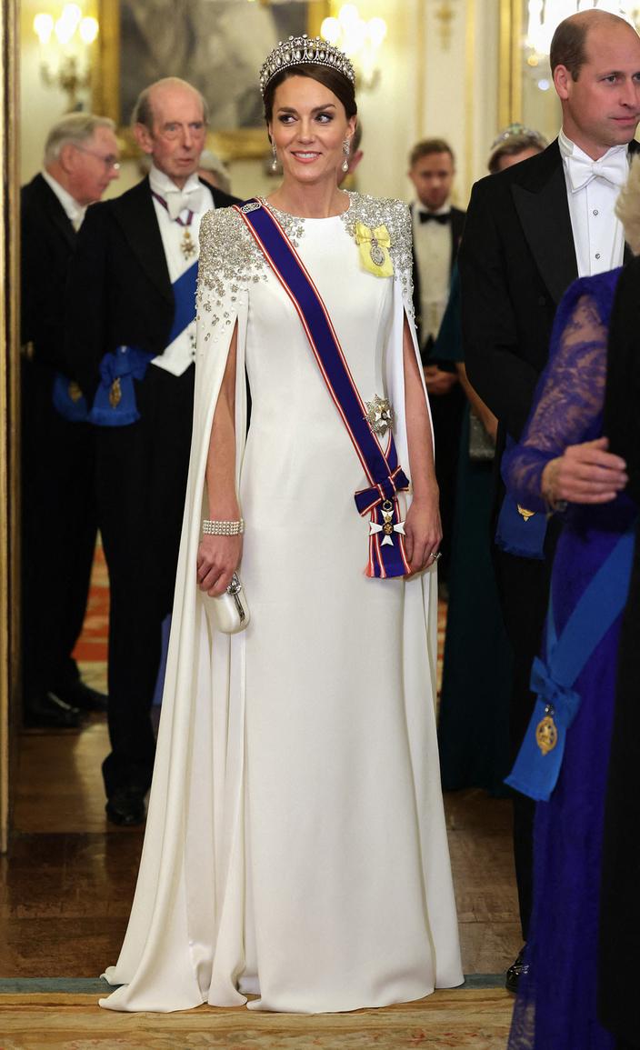 Kate Middleton impériale en robe cape blanche au premier banquet du roi ...