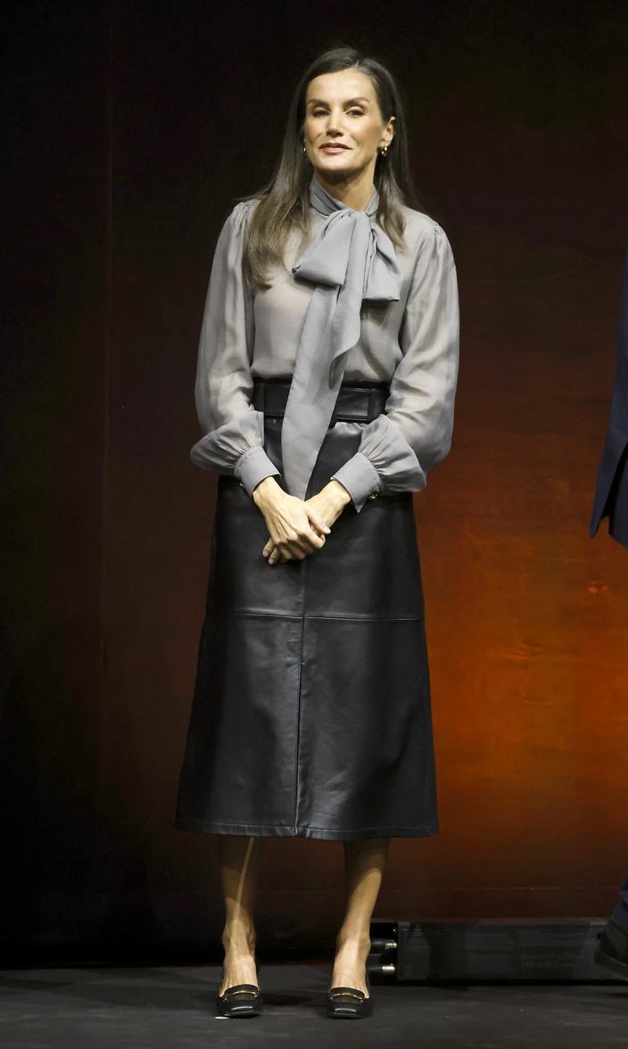 Deux mois après, le reine Letizia reporte son plus beau chemisier à col ...