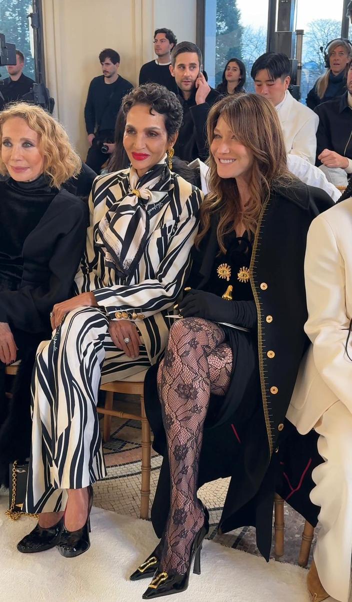 En collants ajourés, robe fendue et talons aiguilles, Carla Bruni dévoile ses jambes ...