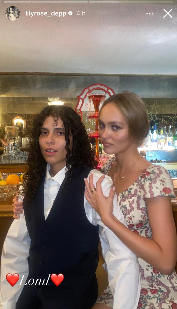 Lily-Rose Depp câline avec sa petite amie 070 Shake : une rare photo à ...
