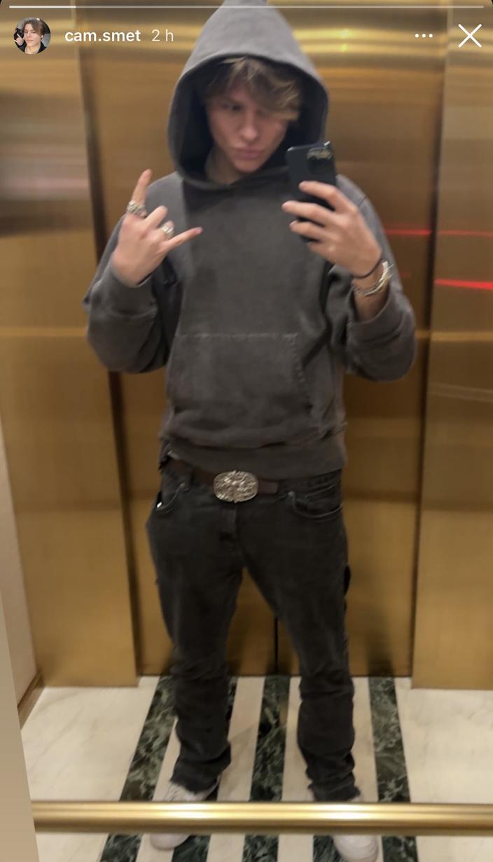 Cameron Smet : le petit-fils de Johnny, qui lui ressemble tant, fait une rare apparition sur ...