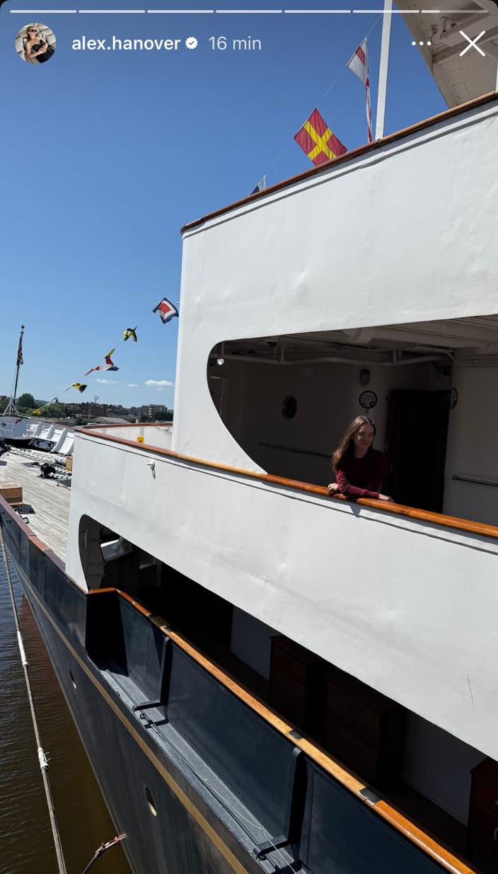 De passage à Édimbourg, Alexandra de Hanovre en visite sur le yacht ...