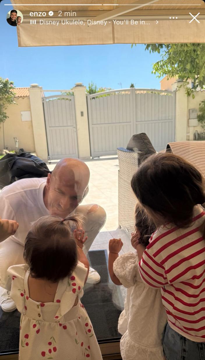 Zinedine Zidane gaga de ses 3 petites-filles : leur complicité est ...