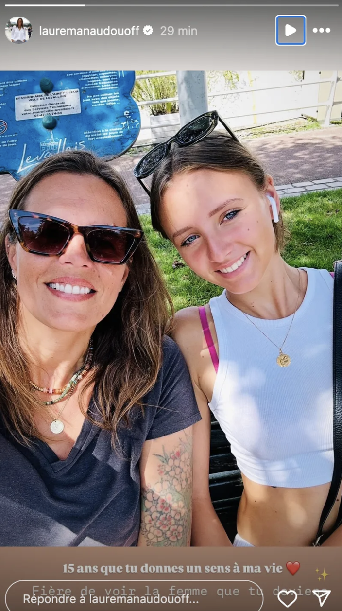 Laure Manaudou pose avec sa fille Manon, 15 ans et elles ont le même ...
