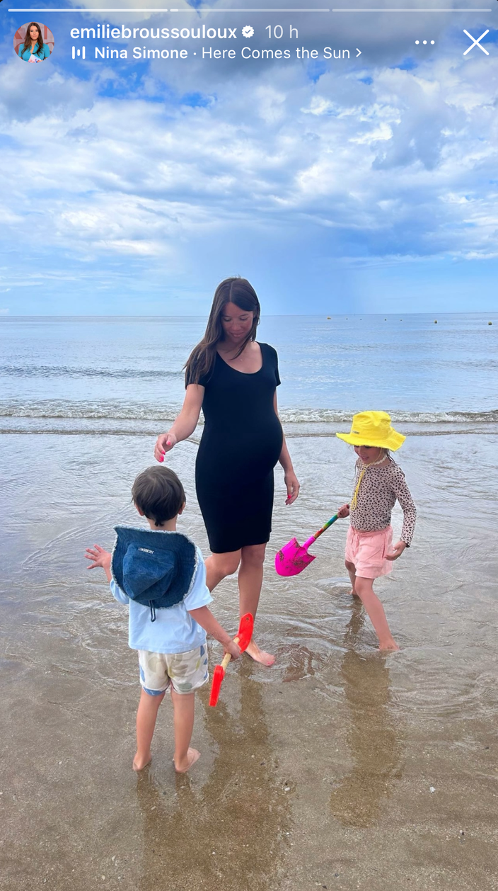 Émilie Broussouloux enceinte : à la plage, la compagne de Thomas ...