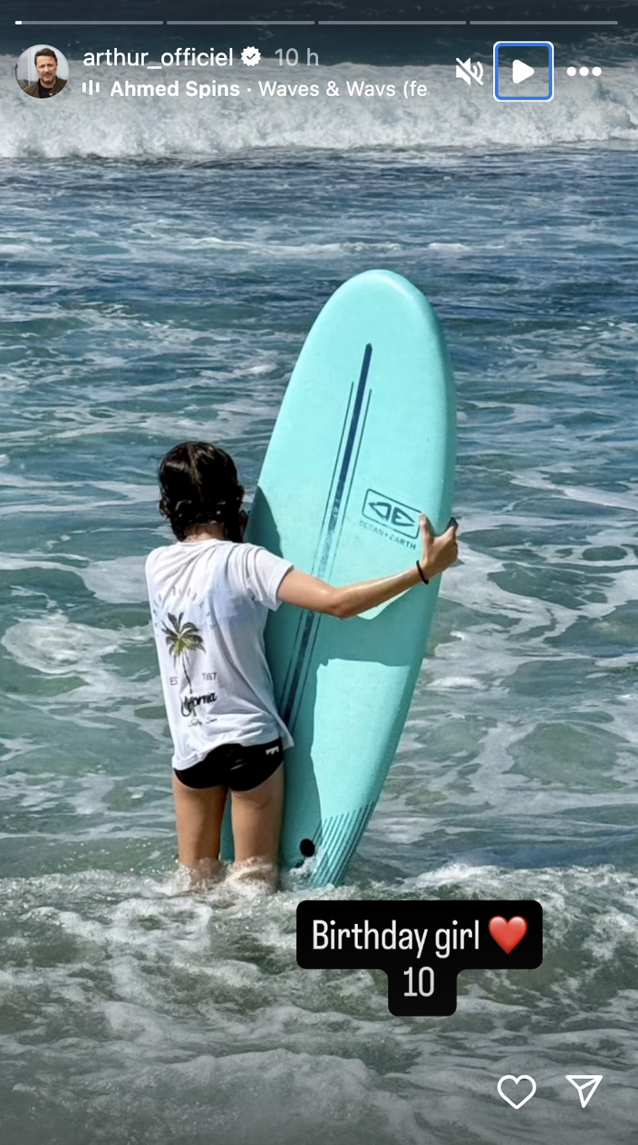 À 10 ans, Manava, la fille d’Arthur et Mareva Galanter, surfe sur le ...