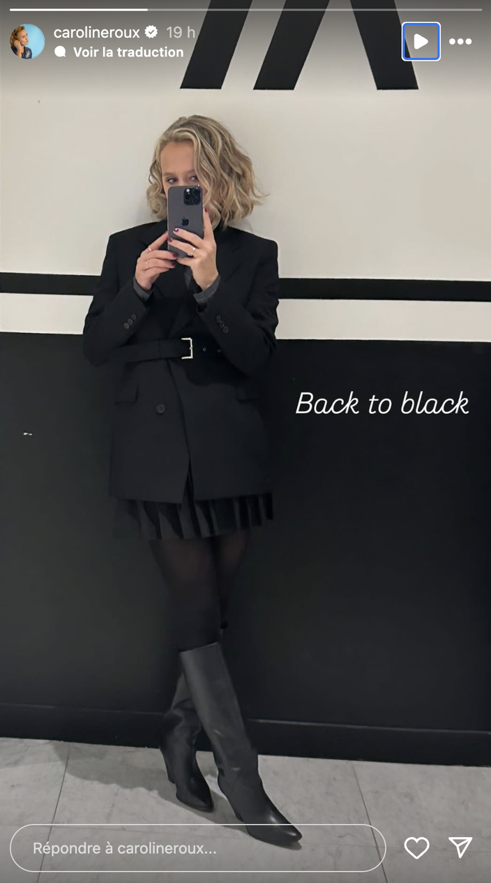 En mini-jupe et blazer noir, Caroline Roux opte pour un look tendance ...
