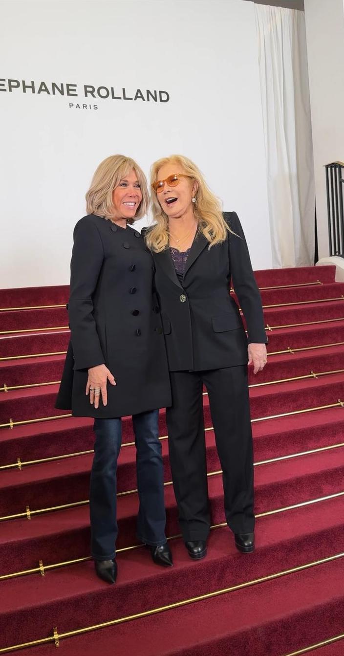 Au défilé Stéphane Rolland, Brigitte Macron et Sylvie Vartan forment un duo complice et glamour