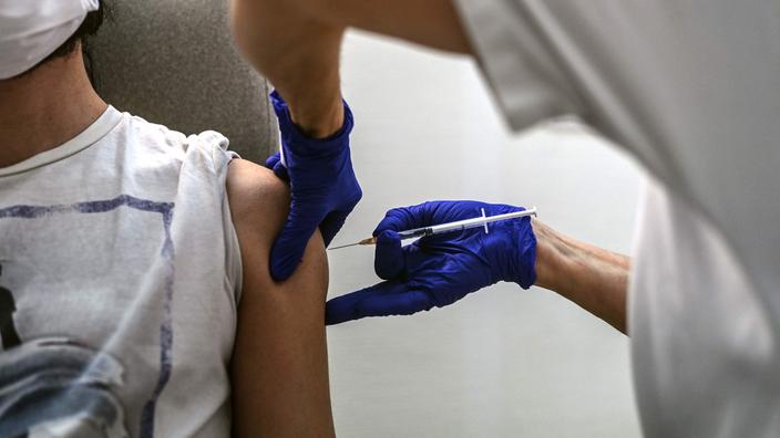 Covid-19 : premiers vaccins AstraZeneca injectés en France