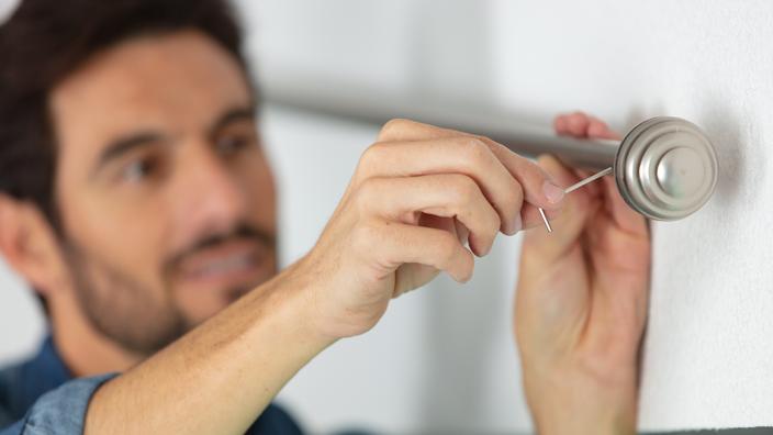 Comment accrocher une tringle à rideaux sans percer