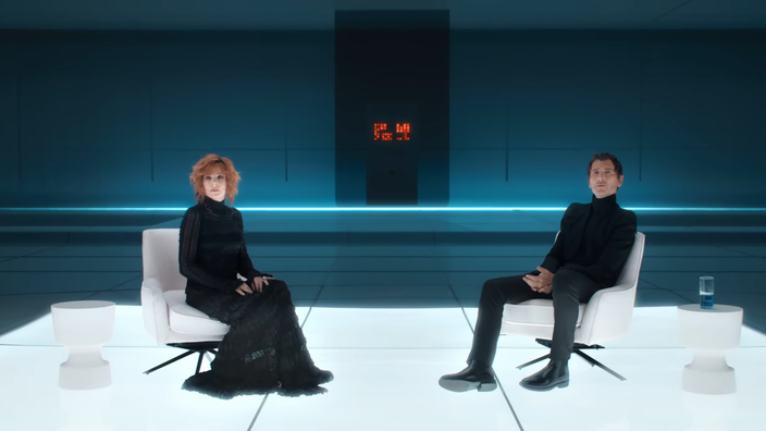 Des aliens, un liquide bleu et un Rayon vert : le nouveau clip Mylène ...