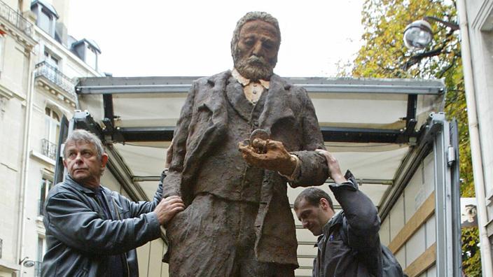 Statue de Victor Hugo : les deux suspects poursuivis pour «dégradation ...