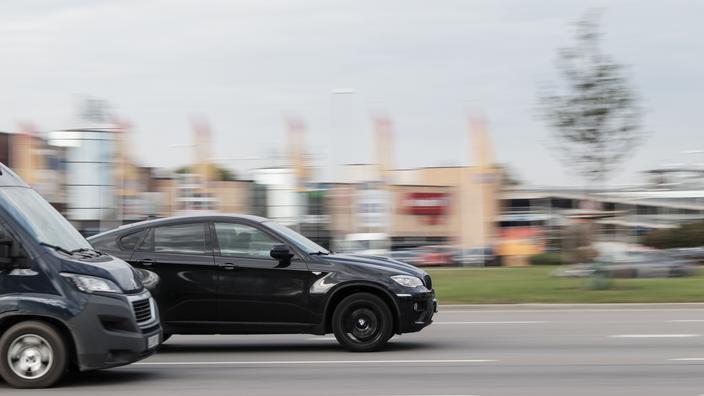 Queue de poisson en voiture : que dit la loi
