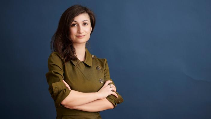 Firoozeh Bazrafkan, l’artiste danoise qui déchiquette le Coran avec une râpe à fromage