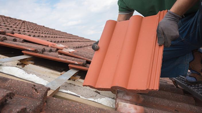 Maison : comment réparer une tuile cassée