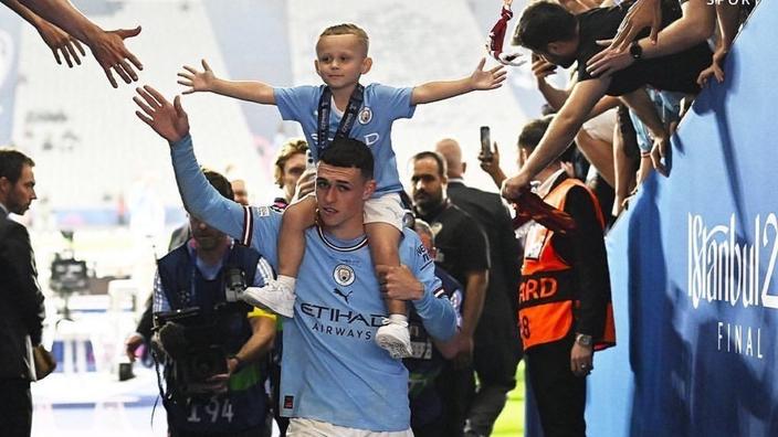 Foot : Ronnie Foden, le fils de Phil Foden, star des réseaux sociaux à ...