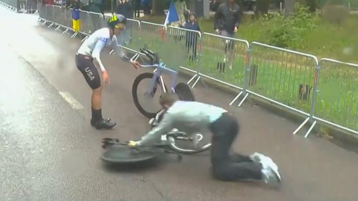 JO, Cyclisme : en vidéo, un mécanicien chute en venant dépanner sa ...