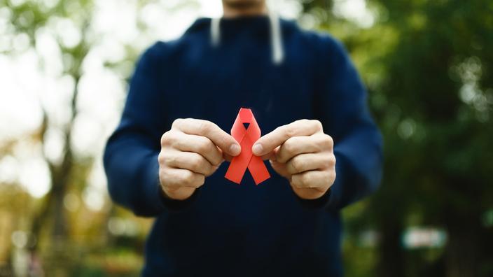«Avez-vous plus de 18 ans ?» : le Sidaction lance sa campagne de ...