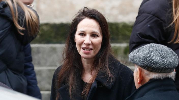 PHOTOS – Obsèques de Niels Arestrup : son épouse Isabelle Le Nouvel souriante malgré le chagrin