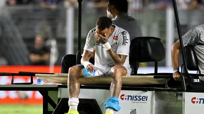 Foot: encore en larmes, Neymar sort blessé au Brésil