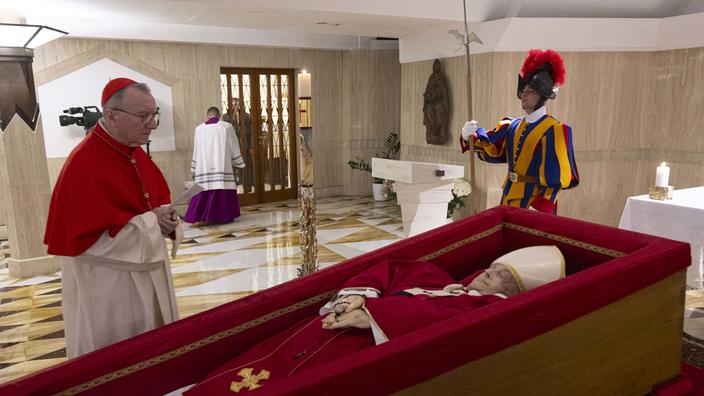 Vatican: découvrez les premières images du pape François dans son cercueil