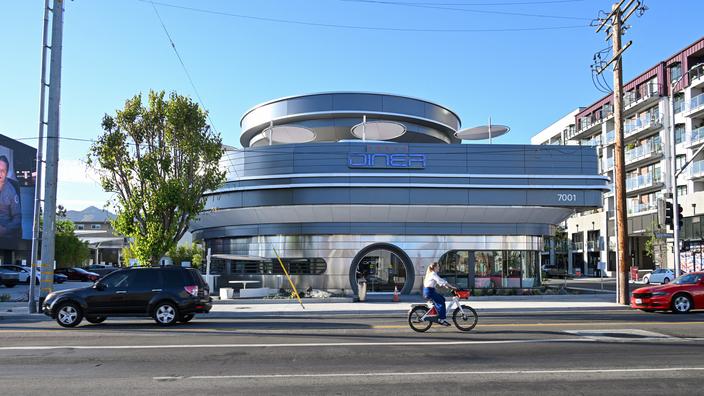 Design rétro-futuriste, robots servant du pop-corn... À quoi ressemble ...