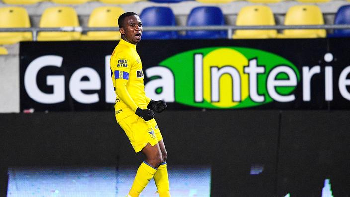 Foot : un footballeur se brise le cou contre un panneau publicitaire en ...