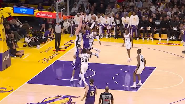NBA : en vidéo, le dunk sensationnel de LeBron James avec les Lakers