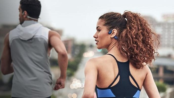 Il est devenu la référence des sportifs : ce casque audio Shokz OpenRun ...