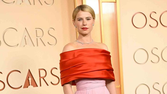 Jessie Buckley sacrée Meilleure actrice aux Oscars 2026 dans une robe ...