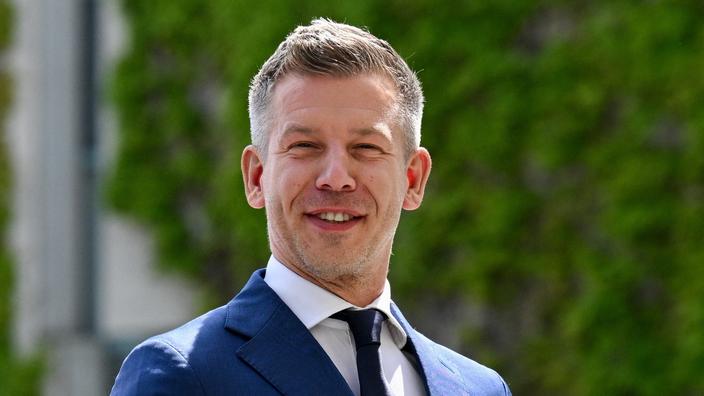 Coups d’éclat, main de fer... En Hongrie, Péter Magyar applique la ...
